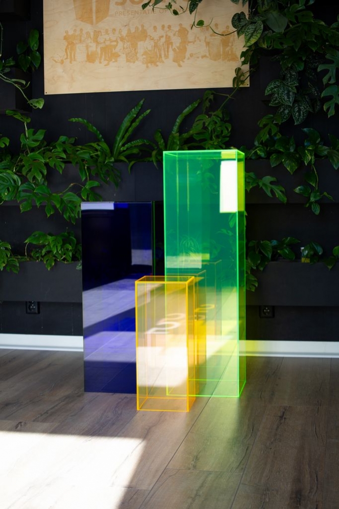 Exposez en toute couleur avec nos nouveaux socles en plexiglas